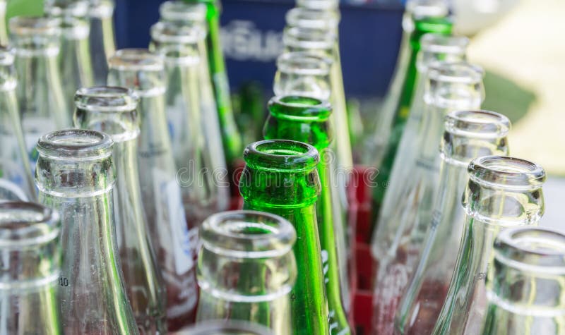 Twee Flessen Van Frisdrank in Moderne Plastic Verpakking Stock ...