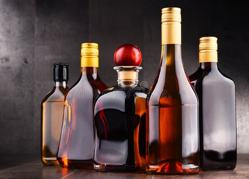 Flessen Van Geassorteerde Alcoholische Dranken Stock Afbeelding - Image ...