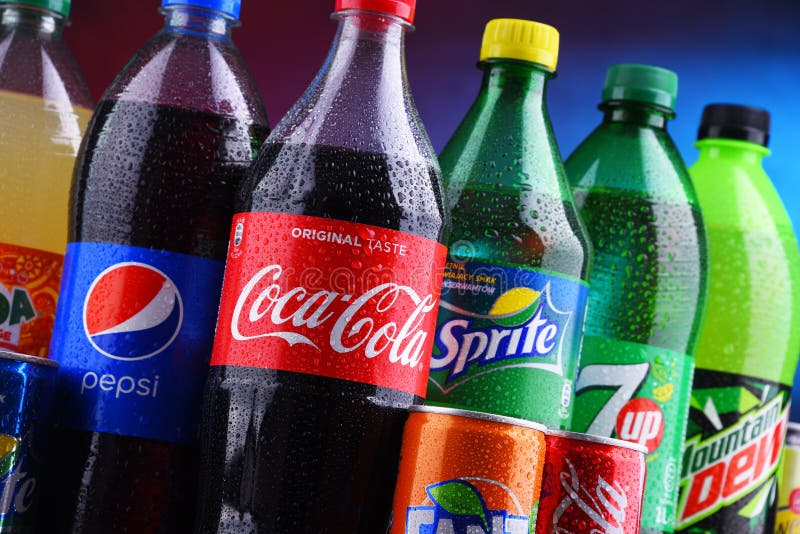 Flessen En Blikken Van Geassorteerde Globale Frisdranken Redactionele ...