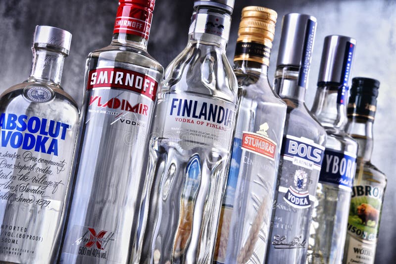 Flessen Van Verscheidene Globale Merken Van Wodka Redactionele ...