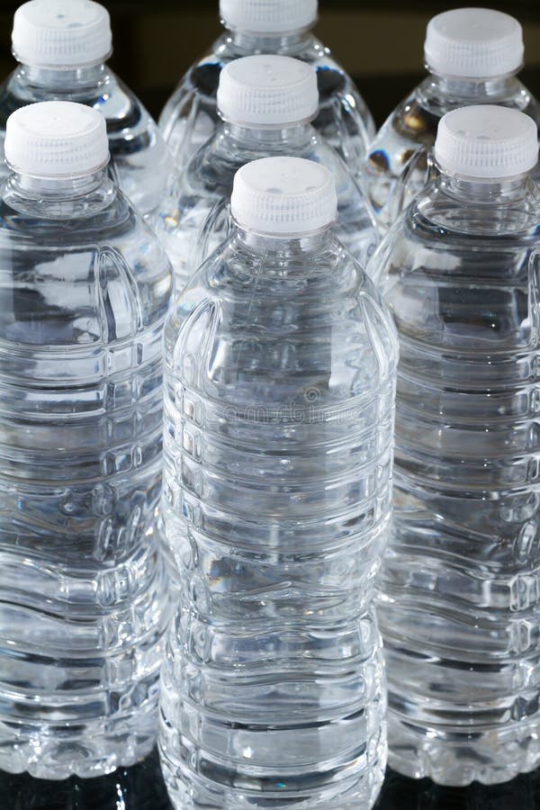 Flessen water stock foto. Image of hydraat, nave, levensstijl - 28487736