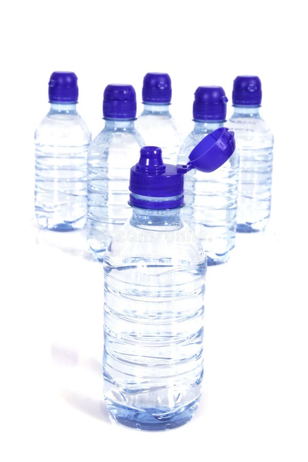 Flessen water stock afbeelding. Image of koude, achtergrond - 9911729