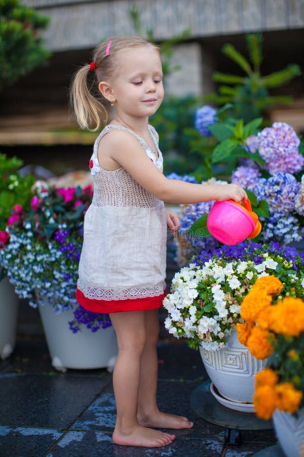 Fleurs De Arrosage De Petite Gentille Fille Avec a Image stock - Image ...