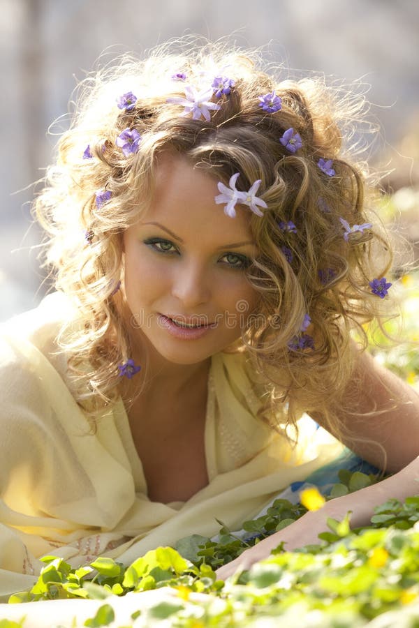Jeune Fille Et Fleurs Dans Son Cheveu Photo Stock Image Du Fleur