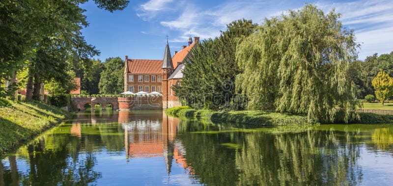 Fleurs Devant Le Stift Tilbeck Dans Havixbeck Image stock - Image du ...