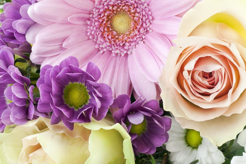 Des Fleurs Pour La Petite Amie Sont Posées Sur Une Table Blanche Photo ...