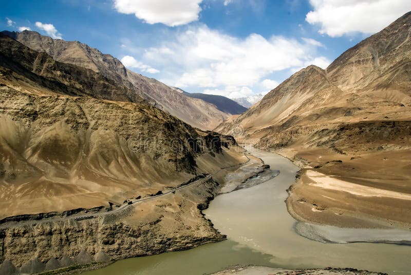 Fleuve Indus En Montagnes Et Brouillard De L'Himalaya Image stock ...