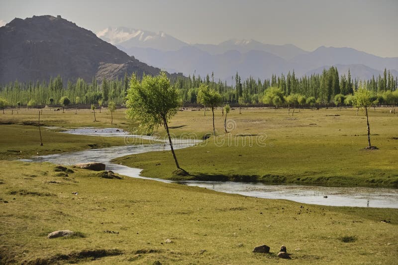 Fleuve Indus Traversant Des Plaines Dans Ladakh, Inde, Image stock ...