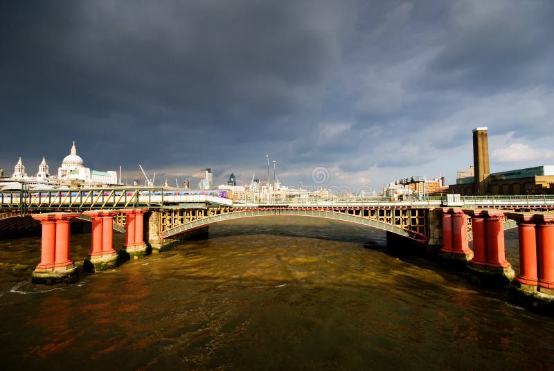 Fleuve la Tamise, Londres photo stock. Image du saint - 3849124