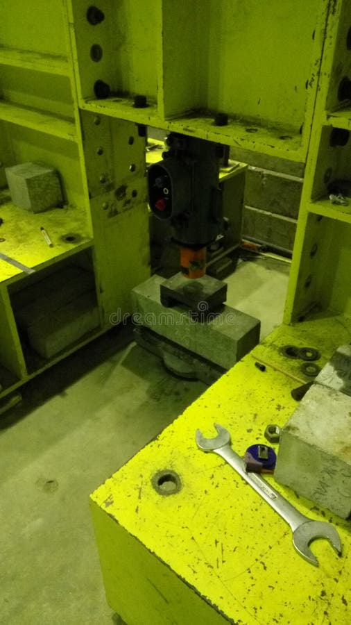 Procedure Test Flexural Strength of Concrete in Laboratorium Stock ...