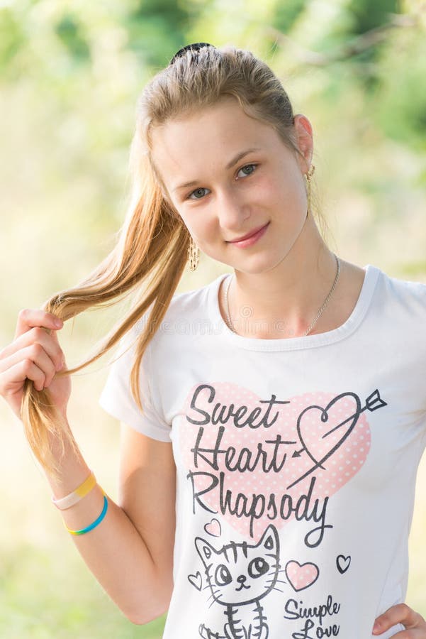 Flicka I äpplefruktträdgård Arkivfoto - Bild av skolflicka, äpple: 36215370