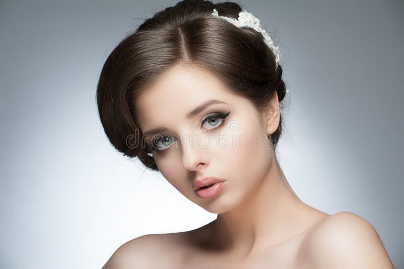 Flicka Med Den Brud- Frisyren Och Makeup Arkivfoto - Bild av älskvärt ...