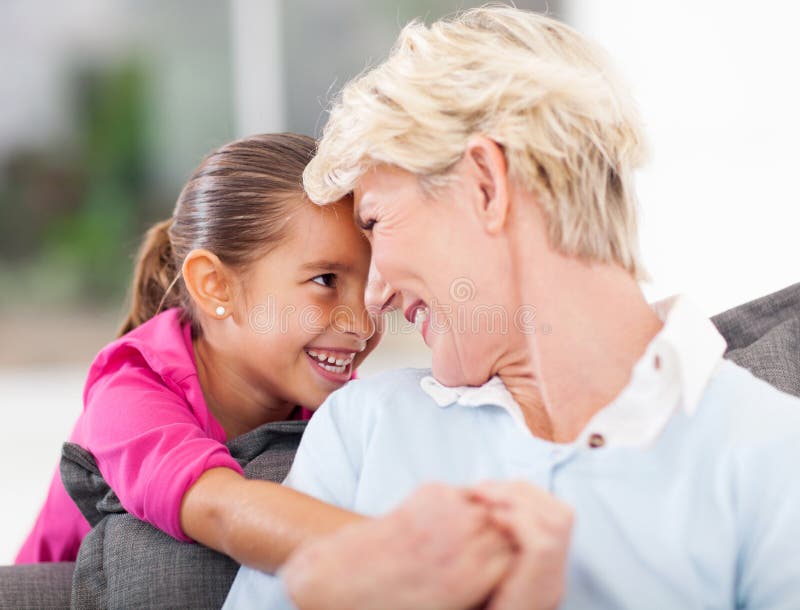 Flicka Som Kramar Mormodern Fotografering för Bildbyråer - Bild av ...