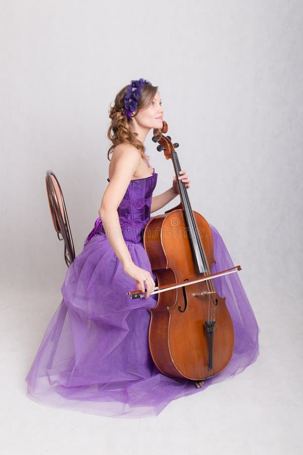 Musiker med en violoncell arkivfoto. Bild av purpurt - 133837902