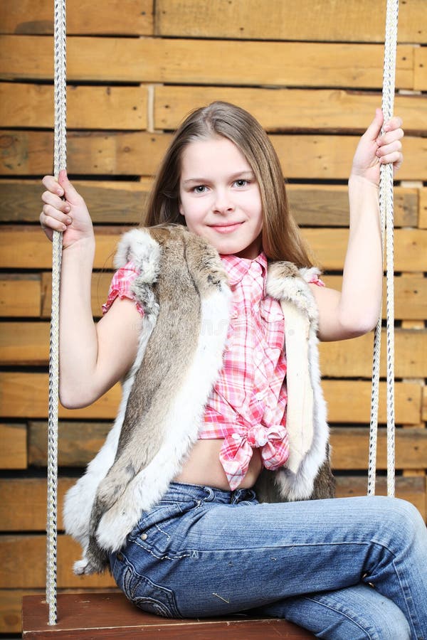 3 år Gammal Flicka I Gula Klänningar På Bruna Naturliga Soffor Och ...