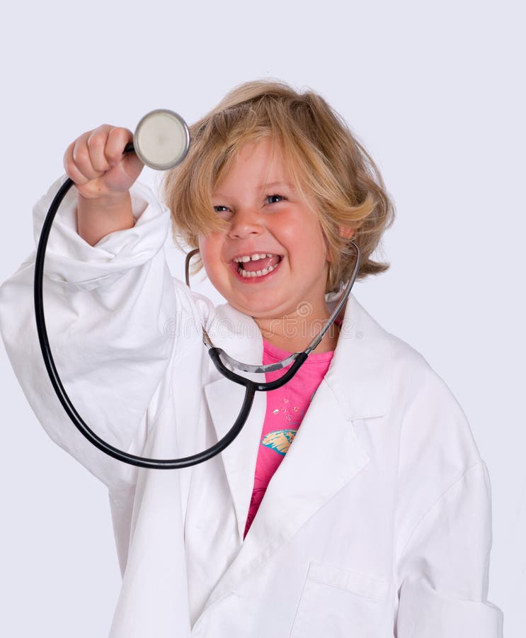 Flickan spelar doktorn arkivfoto. Bild av gyckel, spelrum - 44232920