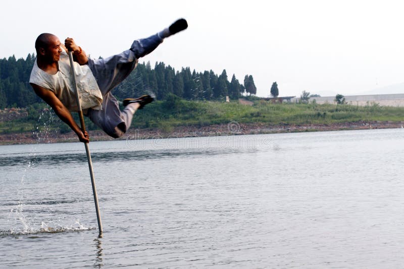Fliege auf Wasser. stockbild. Bild von wasser, leistung - 4184533