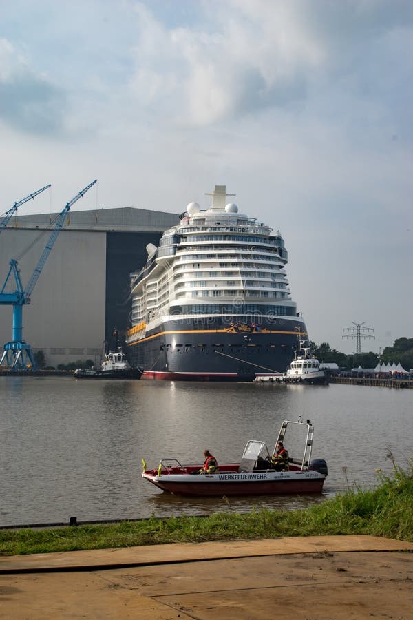 Float out Disney Destiny editorial photography. Image of papenburg ...