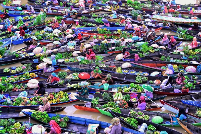 The Floating Market Festival is Enlivened with Floating Traders ...