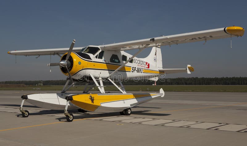 Floatplane editorial image. Image of pontoon, arctic - 66421745