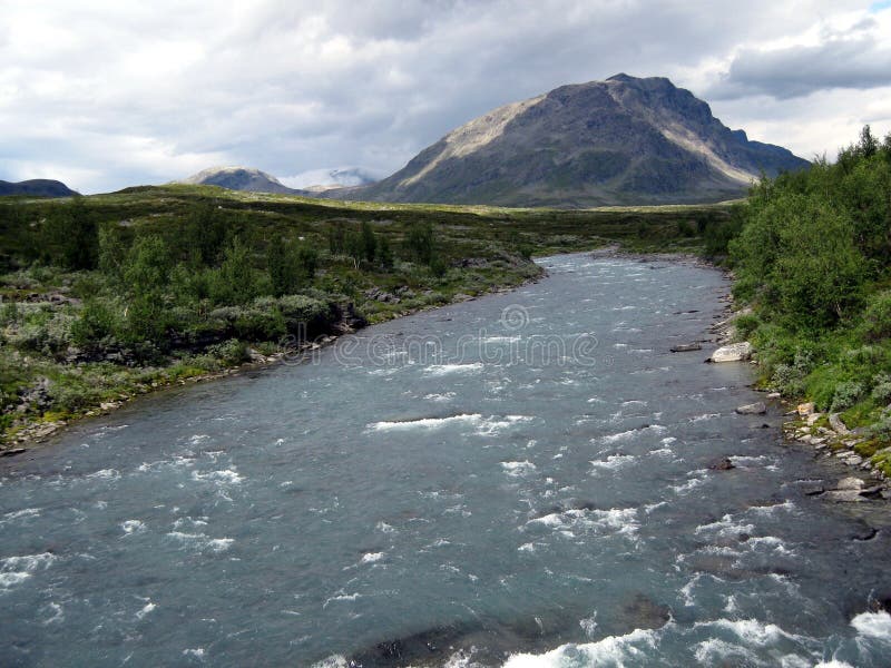 Flod nära Abisko, Sverige fotografering för bildbyråer. Bild av parkera ...