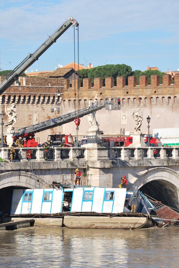 Flood in Rome editorial stock photo. Image of crane, water - 7436378