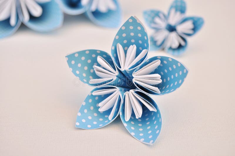 Flor azul del origami foto de archivo. Imagen de puntos - 84024518