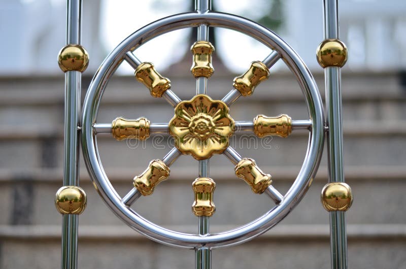 Flor de oro del hierro foto de archivo. Imagen de templo - 35574546