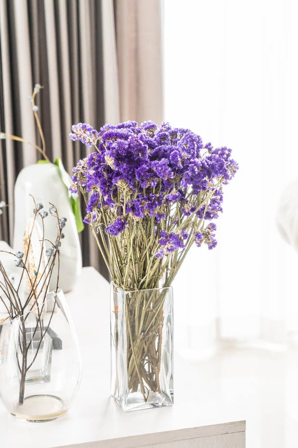 Flor dos statis no vaso foto de stock. Imagem de feminina - 98018884