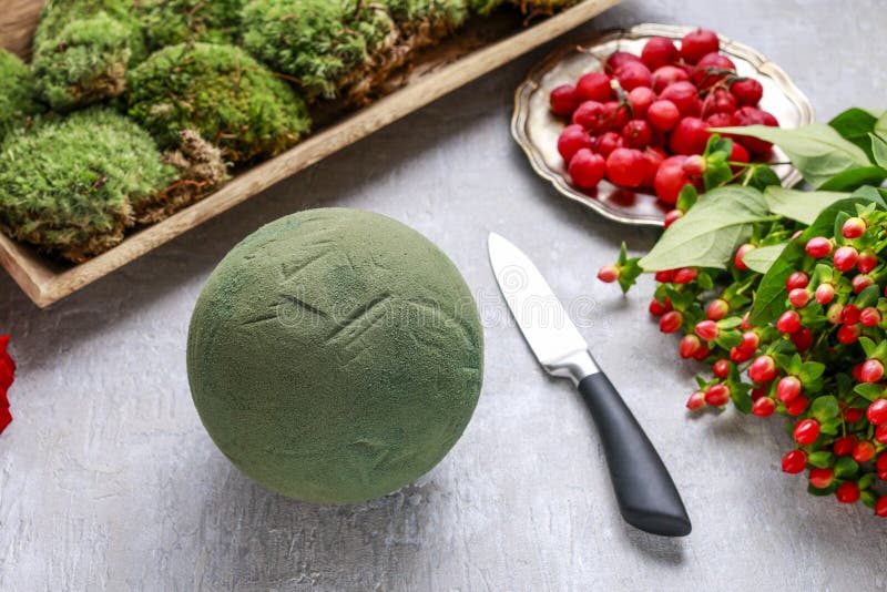 Floral Decoration with Red Roses, Mistletoe and Moss. Step by Step ...