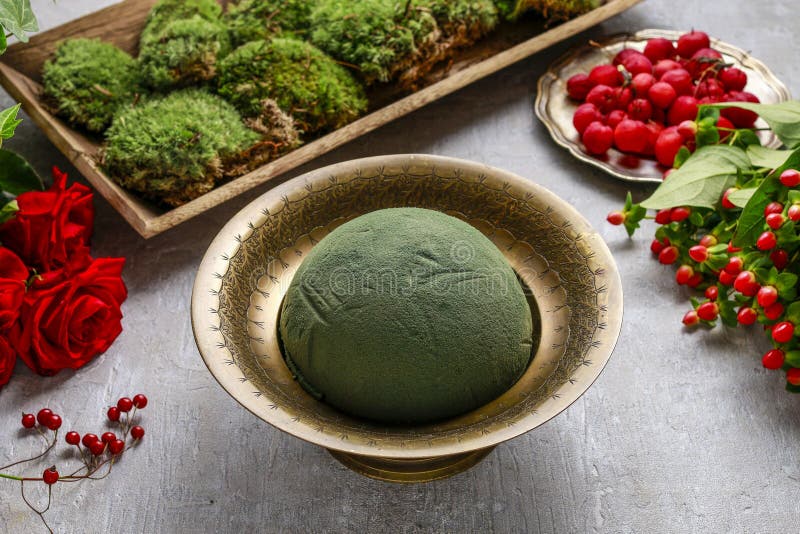 Floral Decoration with Red Roses, Mistletoe and Moss. Step by Step ...