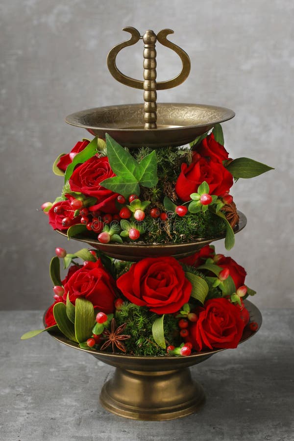 Floral Decoration with Red Roses, Mistletoe and Moss. Step by Step ...
