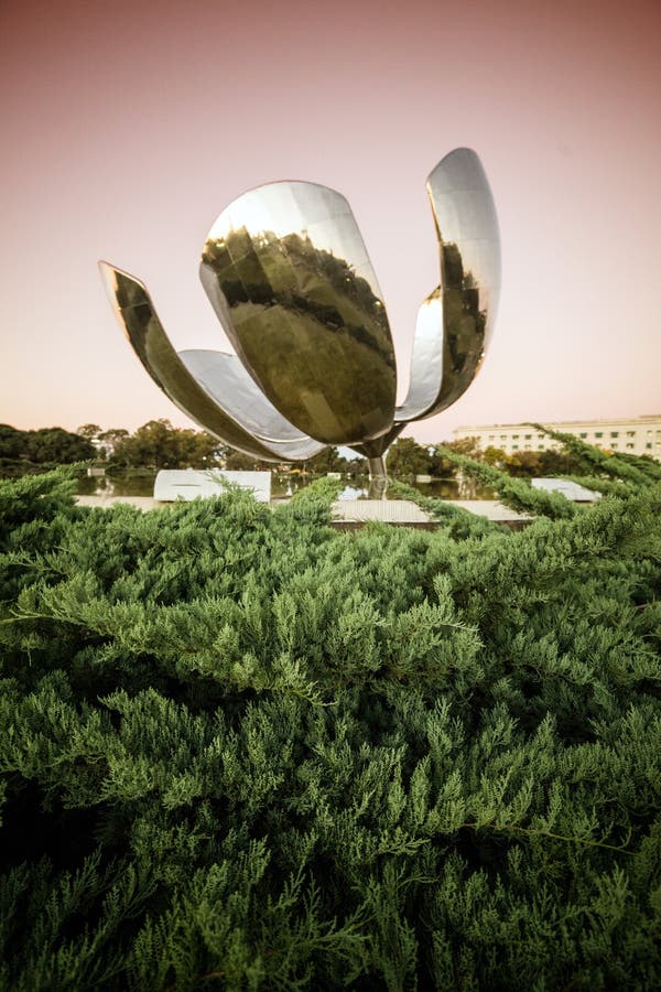 Floralis Generica?? 库存图片. 图片 包括有 贪婪, 资本, 里面, 机械, 艺术, 设计 - 92710793