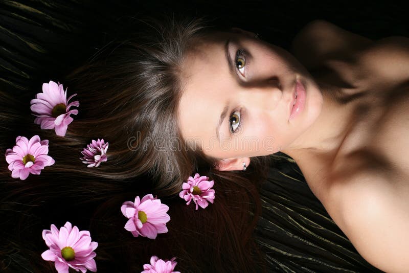 Flores Cor-de-rosa No Cabelo Foto de Stock - Imagem de bordos, ondas ...