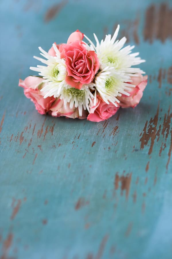 Flores Das Rosas E Dos Mums Na Tabela Imagem de Stock - Imagem de ...