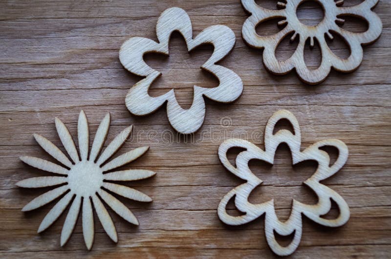 Flores de madera imagen de archivo. Imagen de fuentes - 120182261