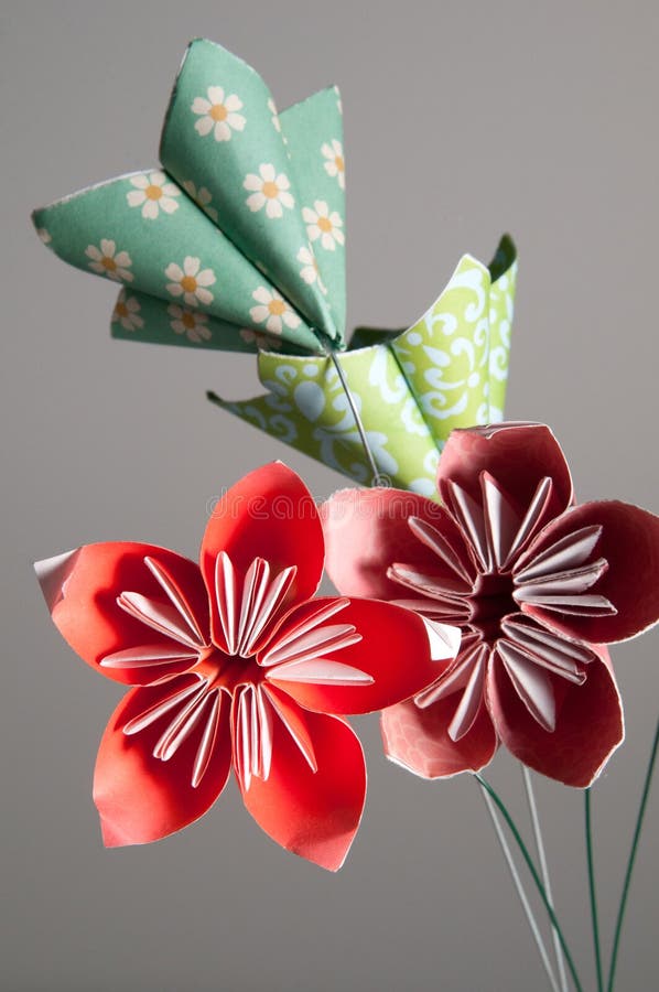 Flores de Origami foto de archivo. Imagen de rojo, amarillo - 17780270