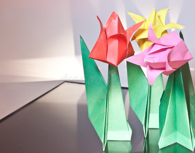 Flores de Origami foto de archivo. Imagen de rojo, amarillo - 17780270