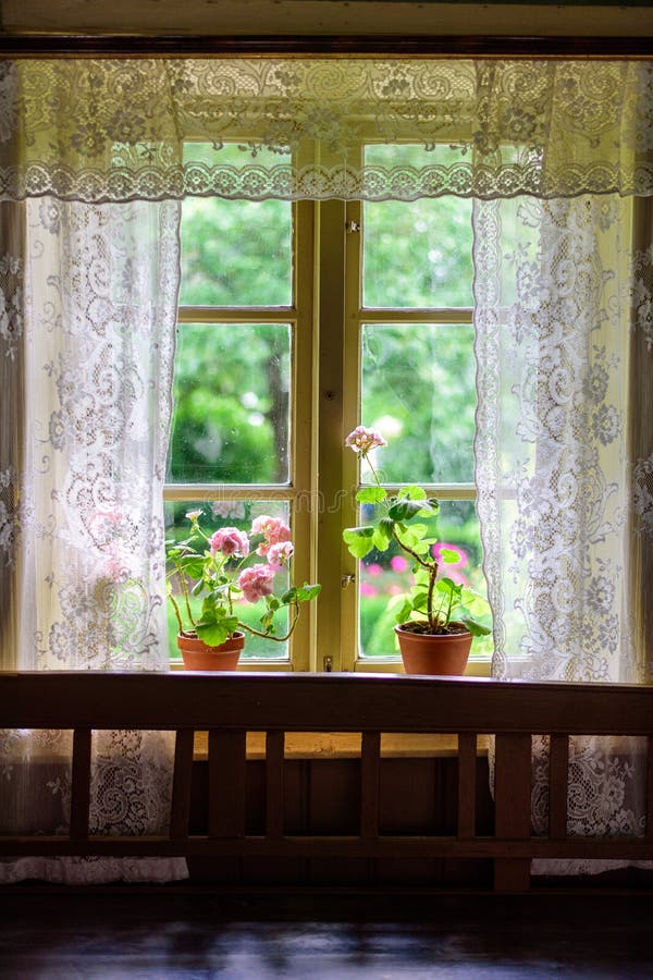 Flores En La Ventana De Un Bonito Edificio Foto de archivo - Imagen de ...