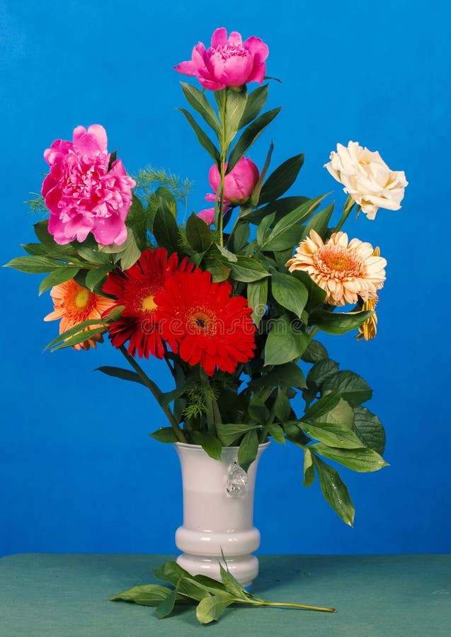 Flores en un florero imagen de archivo. Imagen de planta - 39051061