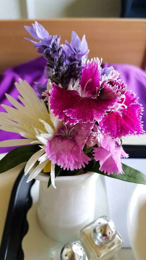 Flores no hospital imagem de stock. Imagem de hospital - 95452475