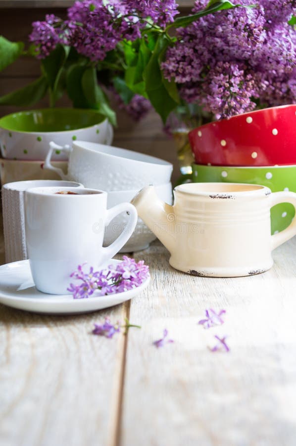 Flores y café de la lila foto de archivo. Imagen de interior - 40156238