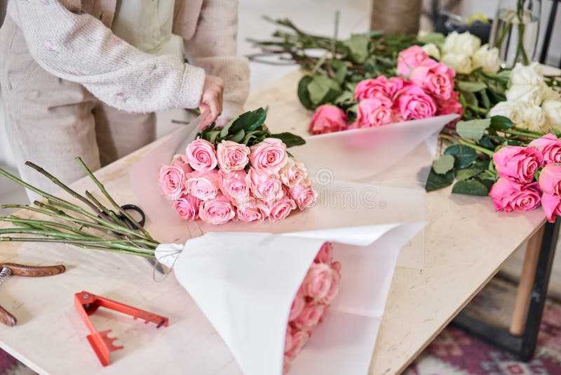 Florist at Work. Summer Bouquet of Roses. Learning Flower Arranging ... Florist at Work. Summer Bouquet of Roses. Learning Flower Arranging ...