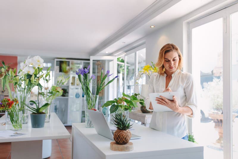 Florista Que Hace Notas En El Tablero Imagen de archivo - Imagen de ...