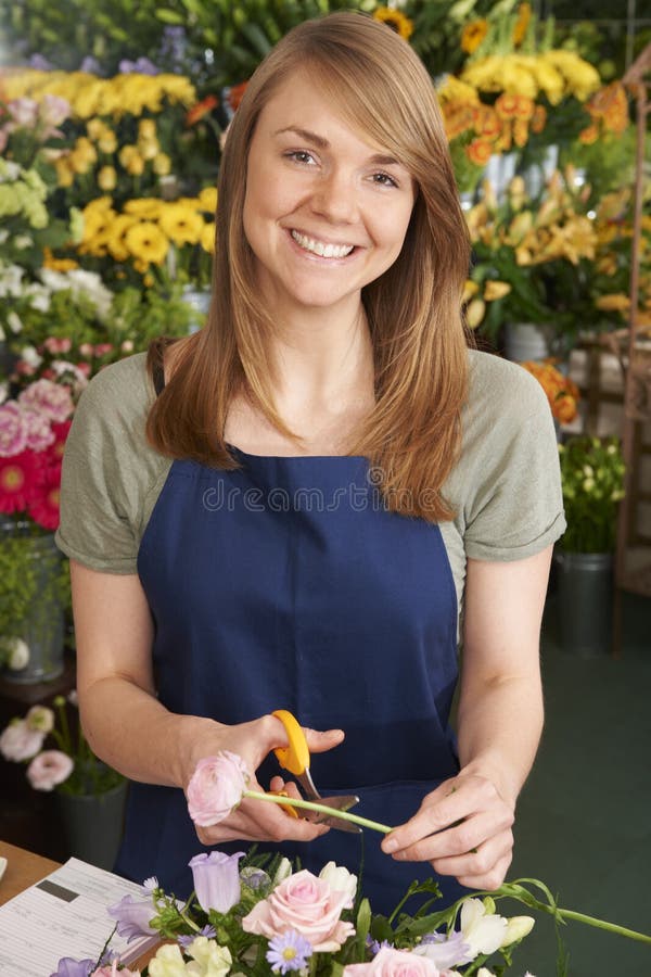 Florista Working on Arrangement Na Loja Imagem de Stock - Imagem de ...