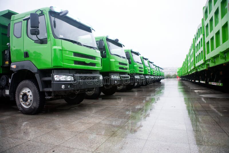 Camion vert photo stock. Image of remorquer, véhicule - 9533508