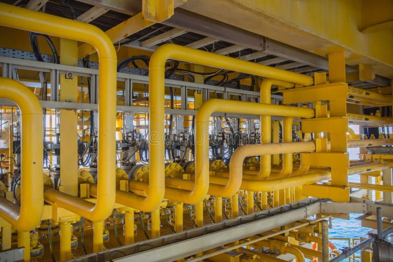 X Mass Tree Flow Line Oil Gas Production Process Stock Photos - Free ...