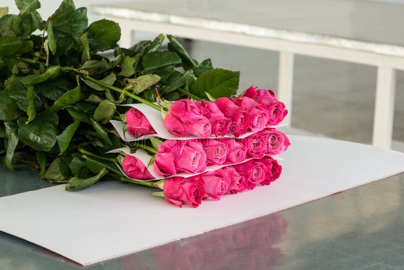 Flowers packaging process stock image. Image of parchment - 126005121