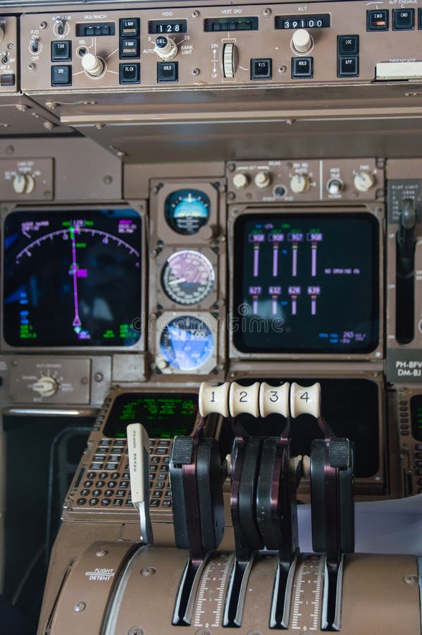 Flugzeug-Cockpit-Instrumente Stockbild - Bild von knopf, platte: 48865875
