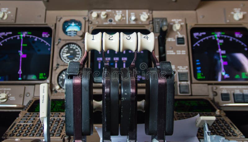 Flugzeug-Cockpit-Instrumente Stockbild - Bild von knopf, platte: 48865875